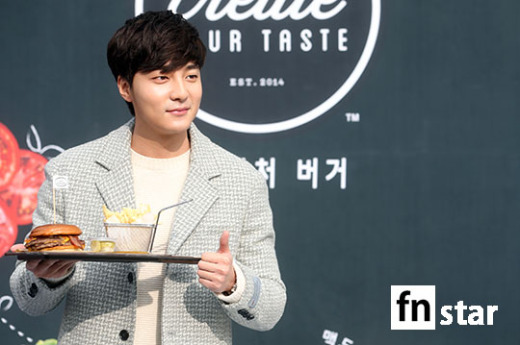포토 로이킴 엄지 척 헉스