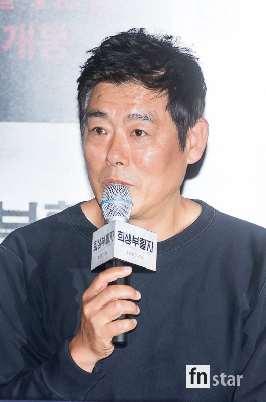 포토 성동일 부드러운 시선 헉스