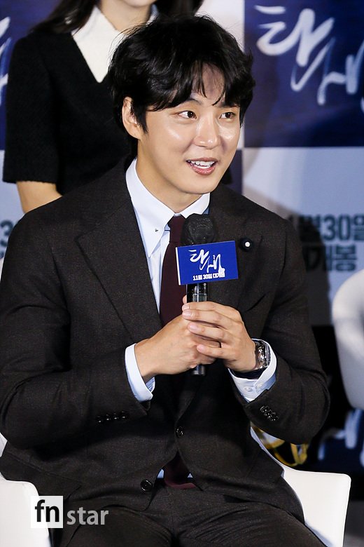 포토 윤시윤 신부 김대건으로 열연 헉스