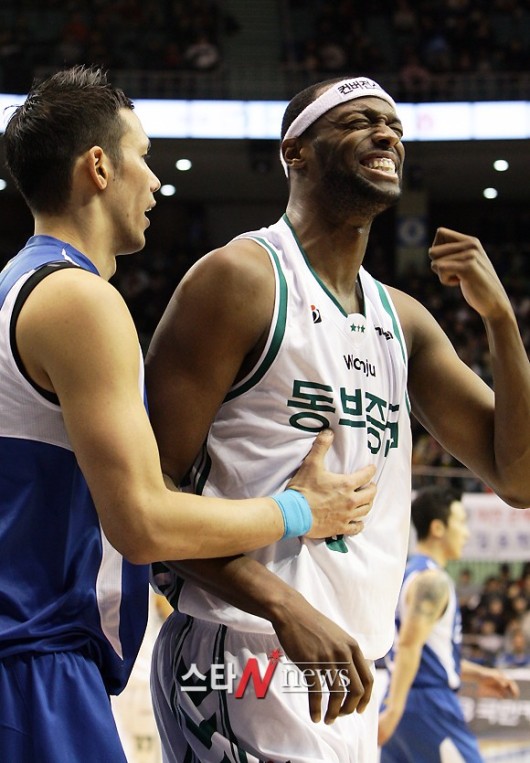 [포토] 벤슨 '아픔을 참을 수가 없어!' - 파이낸셜뉴스