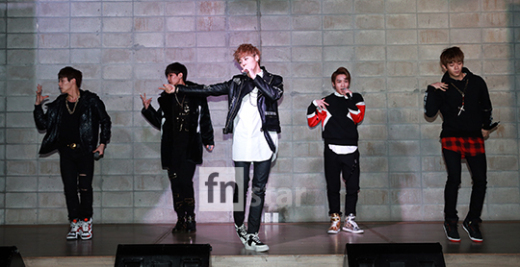 [포토] 안다 쇼케이스 축하 공연 펼치는 JJCC - 헉스