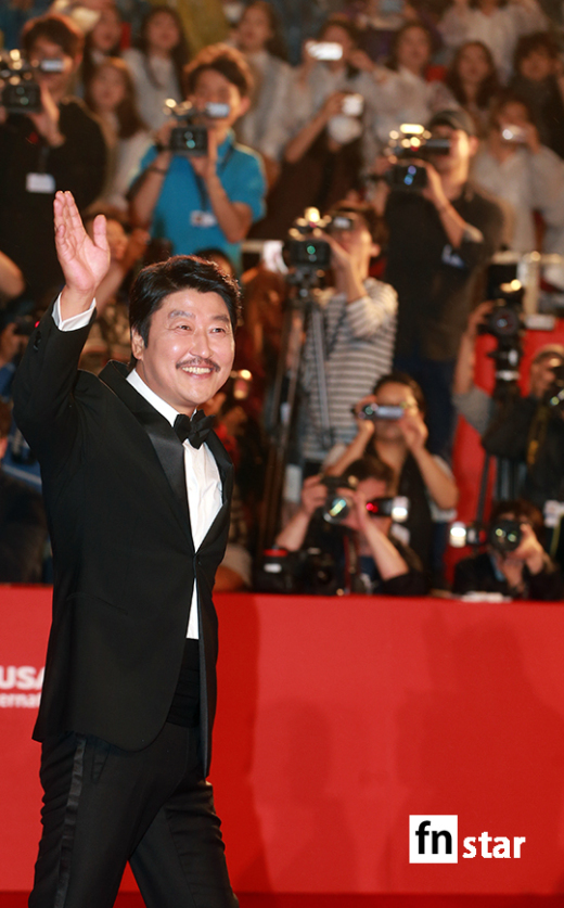 [20th BIFF 포토] 송강호, ‘손인사로 부산 들썩’ - fn스타