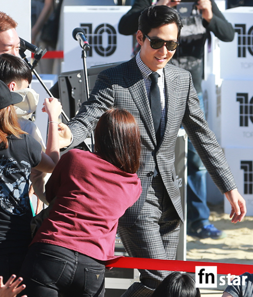 [20th BIFF 포토] 이정재, ‘팬과 즐거운 악수!’ - fn스타