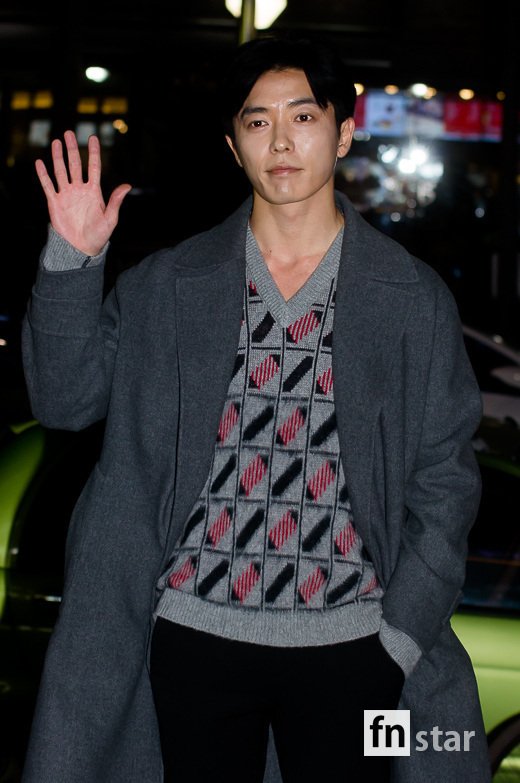 [포토] 김재욱 ‘옴브파탈의 손인사 헉스