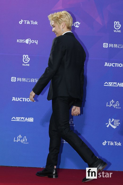 [포토] 워너원 강다니엘 ‘뒤태도 무결점~기가막힌 슈트핏 헉스