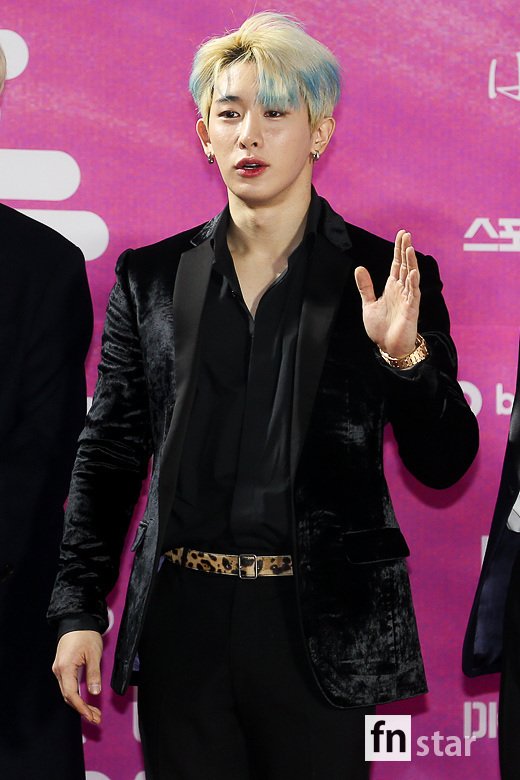[포토] 몬스타엑스 원호 ‘추위에 더 갸름해진 얼굴 헉스