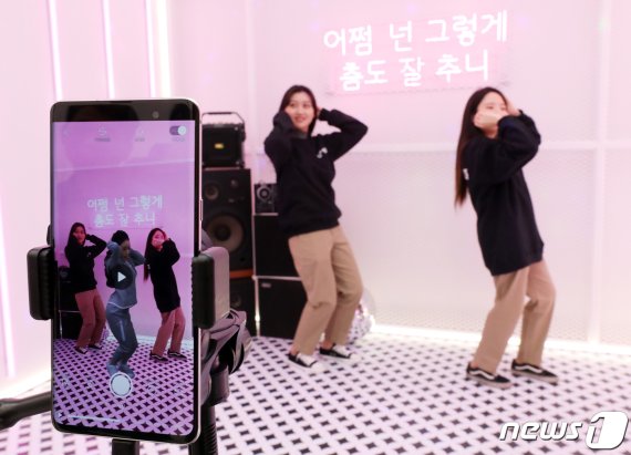 "AR로 청하와 함께 춤을"…LGU+, 드림콘서트 개최 - 파이낸셜뉴스