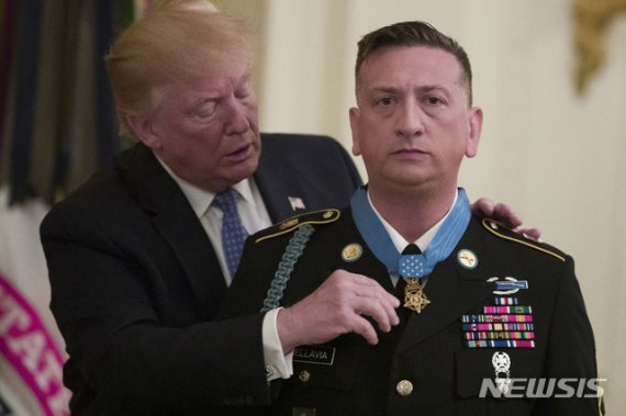 트럼프 미대통령, 이라크참전용사에게 최고 "명예훈장" 수여 - 파이낸셜뉴스