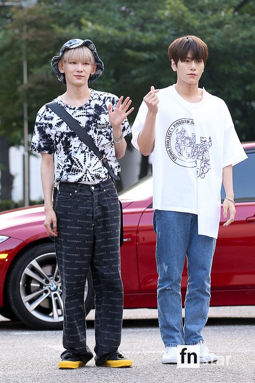 [포토] JBJ95, ‘손인사와 하트’ - fn스타