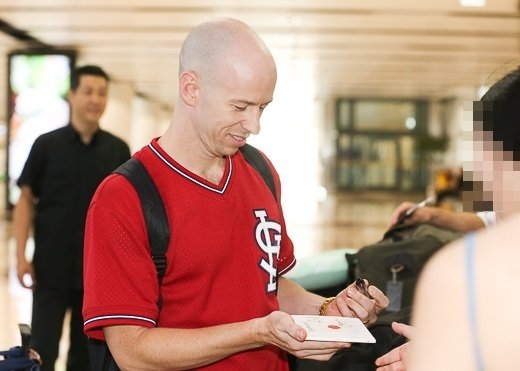 [포토] 레이니(Lany) 레스 프리스트(Les Priest), ‘정성을 들여 스마트폰에 사인’ - 헉스