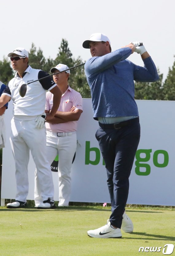 '디펜딩 챔프' 켑카 "바람 약했지만 방향 예측 안돼"…더 CJ컵 1R 공동 15위 - 파이낸셜뉴스