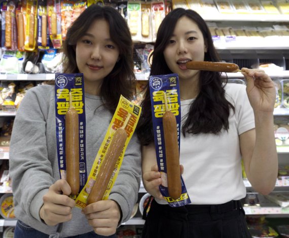 GS25 '육즙팡팡 소시지' 누적 판매 1000만개 돌파…"1등 꿰찼다" - 파이낸셜뉴스