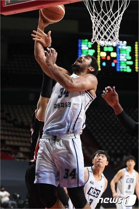 '데이비스 21득점 13리바운드' KCC, KGC 제압…단독 3위 - 파이낸셜뉴스