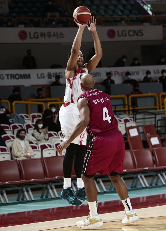 '3점슛 15개' KGC, LG에 33점 차 대승…2연패 탈출 - 파이낸셜뉴스