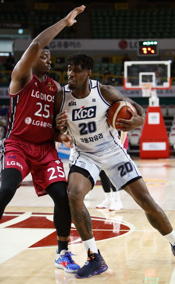 '라건아 더블더블' KCC, LG 꺾고 정규리그 매직넘버 '1'(종합2보) - 파이낸셜뉴스