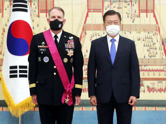文, 떠나는 한미 연합사령관에 훈장…우정·평화 꽃다발도(종합) - 파이낸셜뉴스
