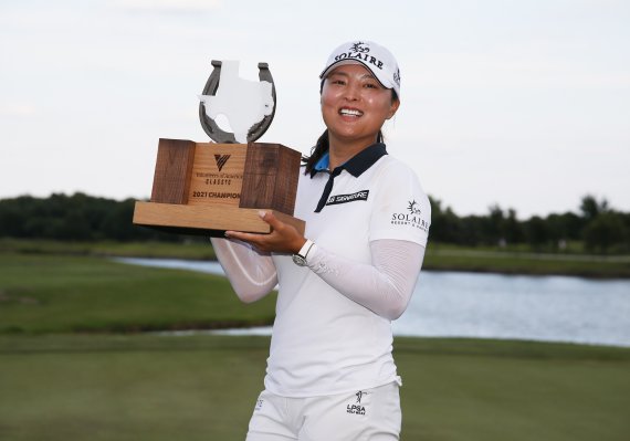 '승부사' 고진영, 왕좌 내려온지 1주일만에 우승컵 - 파이낸셜뉴스