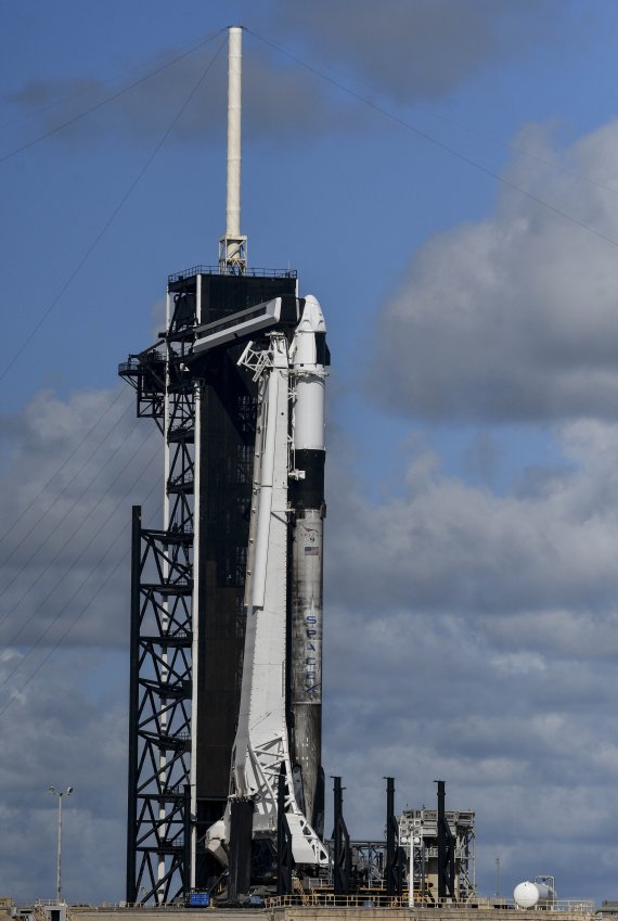 스페이스X, 관광 우주선 발사 성공…인류 첫 전원 민간인 - 파이낸셜뉴스
