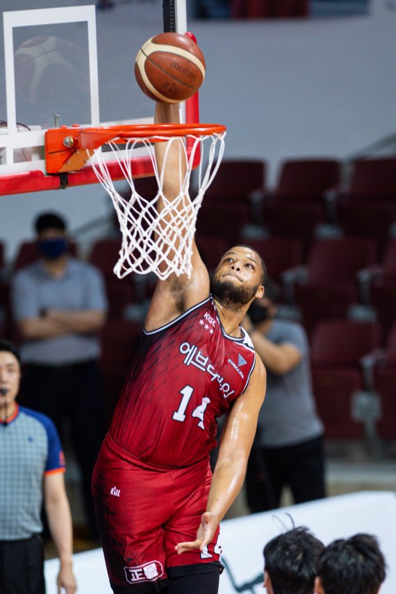 '전성현·스펠맨 47점 합작' KGC, 개막전서 KCC 제압(종합) - 파이낸셜뉴스