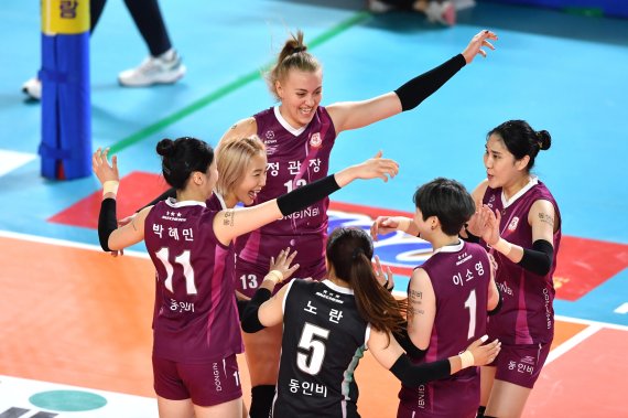 '옐레나·이소영 57점 합작' 인삼공사, IBK기업은행에 3-1 완승 - 파이낸셜뉴스