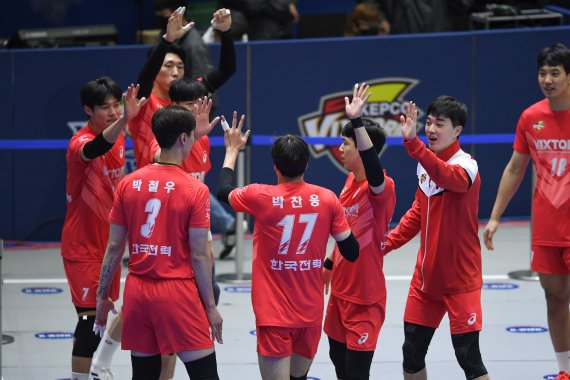 GS칼텍스, KGC에 완승…한국전력은 대한항공 잡고 1위 도약(종합) - 파이낸셜뉴스