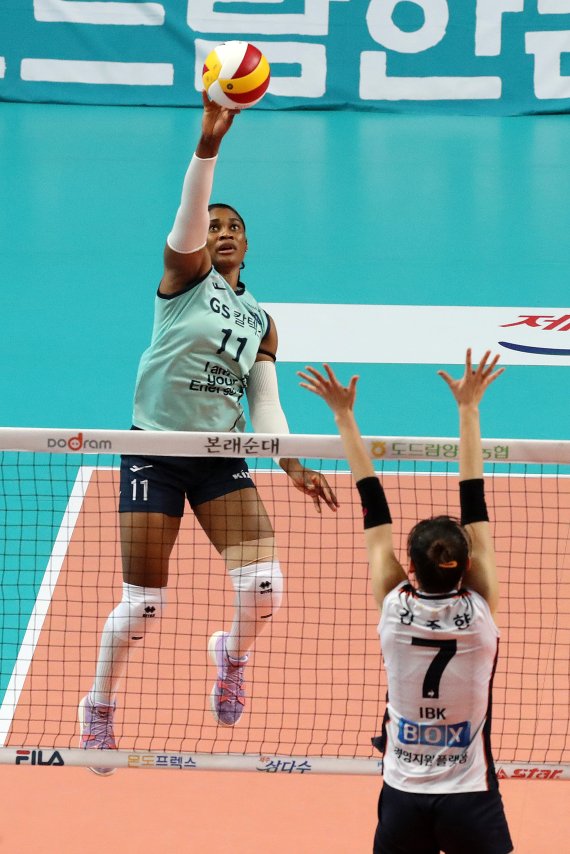 '모마 16점' GS칼텍스, IBK기업은행에 셧아웃 승리 - 파이낸셜뉴스