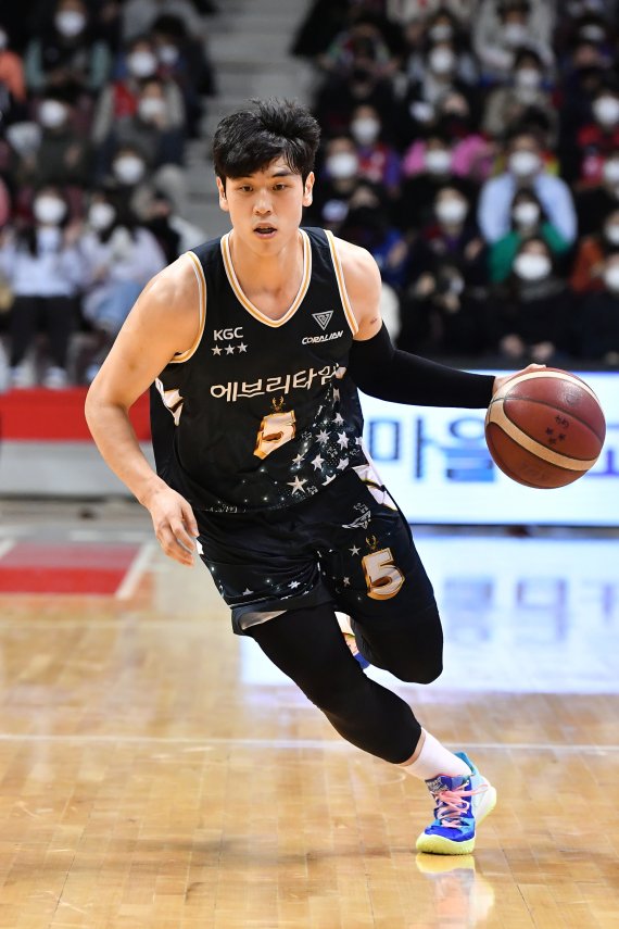 '변준형 31득점' KGC 크리스마스 매치 승리…KCC 5연패(종합) - 파이낸셜뉴스