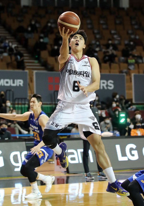 '두 자릿수 득점 5명' DB, KT 6연승 저지…KGC, 삼성 11연패 빠뜨려 - 파이낸셜뉴스