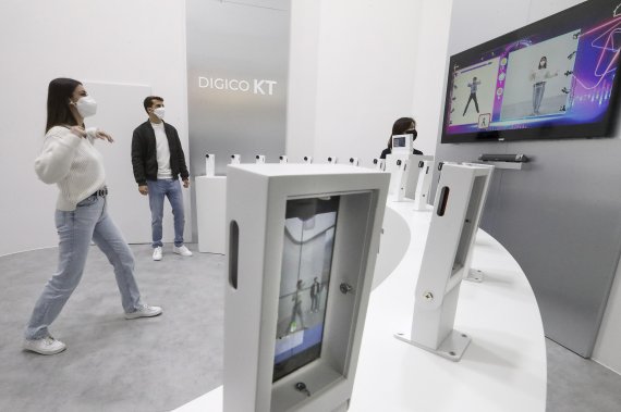 "AI가 K팝 춤선생님" KT, ‘리얼댄스’ 공개 [MWC2022 개막] - 파이낸셜뉴스