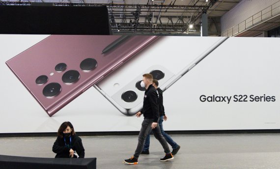 소비자 불만 쇄도하자 백기든 삼성…갤S22 'GOS 기능' 선택권 준다 - 파이낸셜뉴스