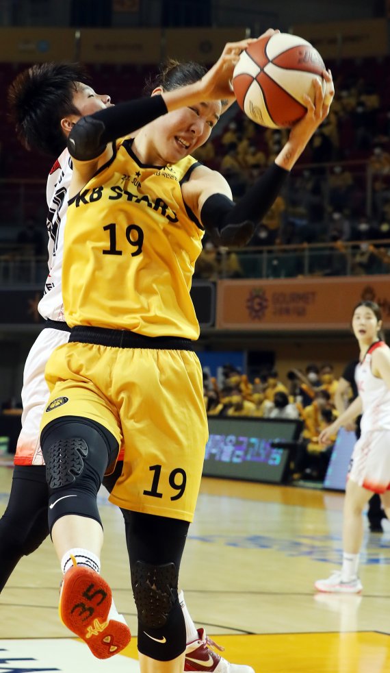 '박지수 29점 8리바운드' KB, PO 1차전서 BNK 제압 - 파이낸셜뉴스