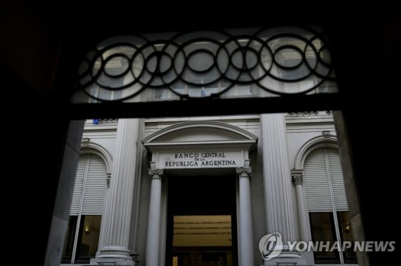 살인적 인플레 아르헨티나 기준금리 52→60 대폭 인상 파이낸셜뉴스