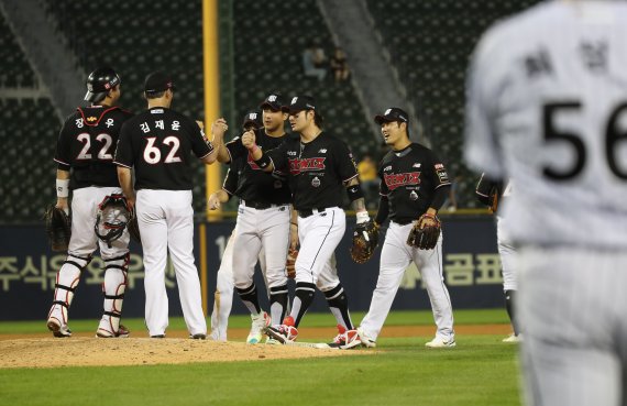 중계 끊긴 LG-KT전, 승자는 고영표 앞세운 KT(종합) - 파이낸셜뉴스