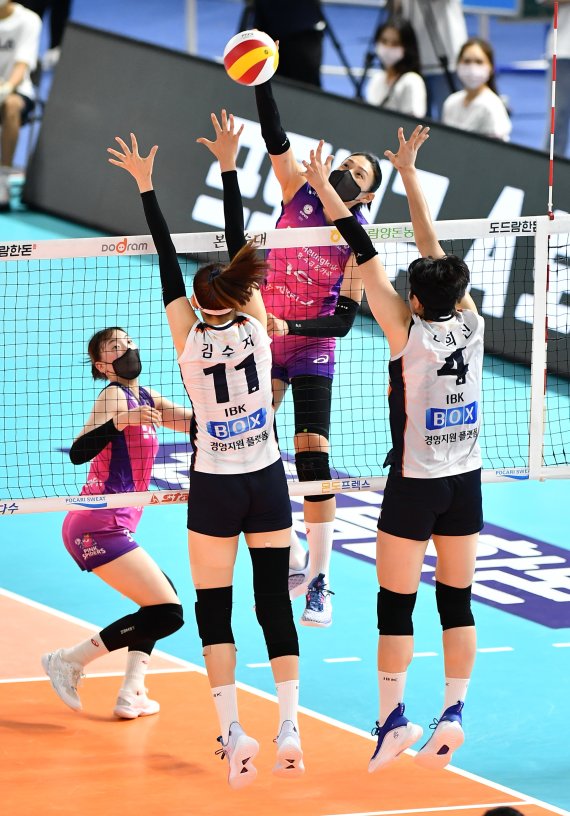 돌아온 김연경 펄펄 난 흥국생명, 5명 확진 이탈에도 IBK 3-1 제압 - 파이낸셜뉴스