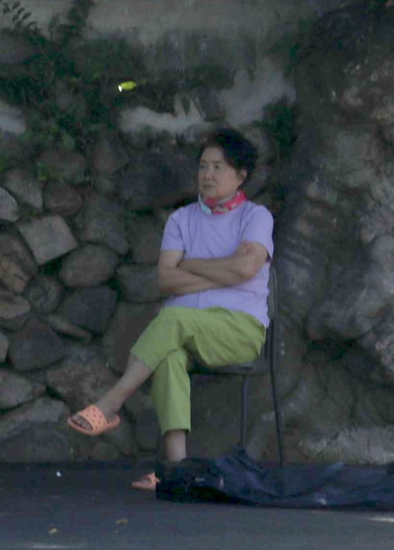 외로우니까 사람이다며 마을 산책 文…흰수염 반바지 미소속 1시간 파이낸셜뉴스