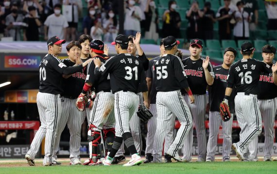 LG, NC 꺾고 SSG와 격차 6경기로 좁혀…두산 제압한 KT, 3위 사수(종합) - 파이낸셜뉴스