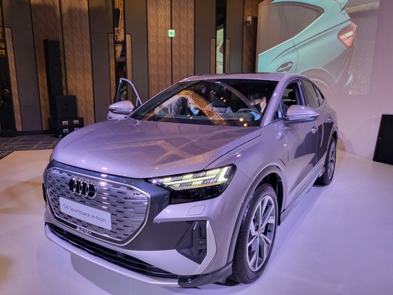 아우디, 전기 SUV 'Q4 e-트론' 출시..."사전계약 7000여대" - 파이낸셜뉴스