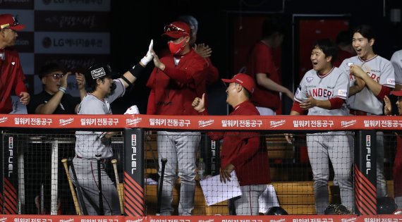 선두 SSG-2위 LG, 연장 혈투 끝에 2-2 무승부 - 파이낸셜뉴스