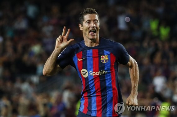 레반도프스키, UCL 최초 3개 팀서 해트트릭…바르사, 플젠 완파 - 파이낸셜뉴스