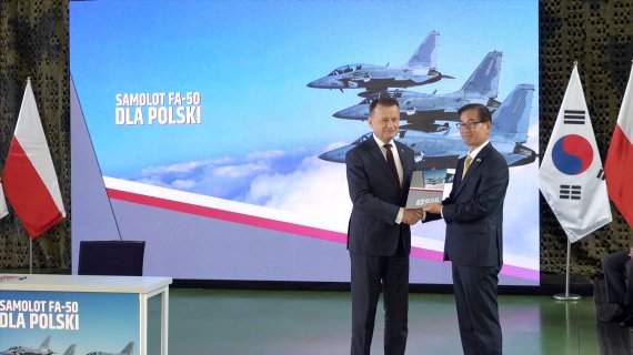 폴란드에 FA-50 전투기 48대 수출 본계약 체결...약 4조1000억원 규모 - 파이낸셜뉴스