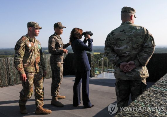 DMZ 찾은 해리스 "北위협 없는 평화로운 한반도 추구"(종합) - 파이낸셜뉴스
