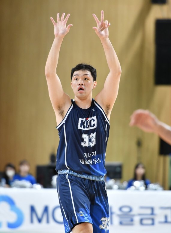 '두경민 19점' DB, KCC에 20점 차 완승…KCC 허웅은 11득점 - 파이낸셜뉴스