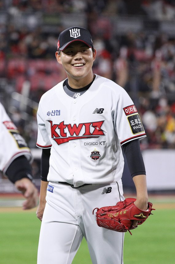 [WC1] KT 승리 수훈갑 소형준 "준PO 땐 멋진 세리머니 보여줄 것" - 파이낸셜뉴스