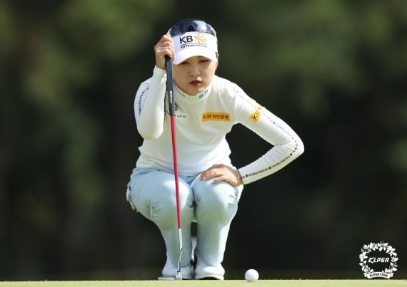 KLPGA '신인왕 0순위' 이예원, 첫 우승 파란불…2R 단독 선두 - 파이낸셜뉴스