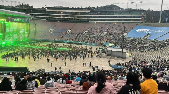 반쪽 행사된 LA K팝 공연…8만명 예고했는데 곳곳 텅 빈 좌석 - 파이낸셜뉴스
