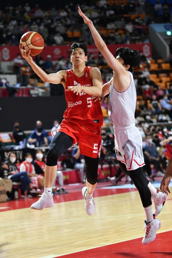 [프로농구전망대] '개막전 주춤' 우승후보 SK·kt, 첫 승 재도전 - 파이낸셜뉴스