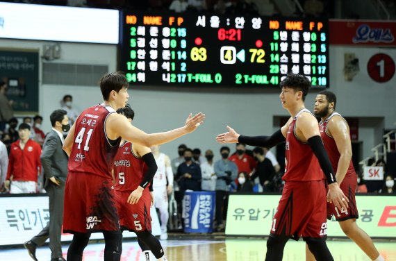 '김선형 22점' SK, 한국가스공사 꺾고 시즌 첫승…KGC 4연승 질주 - 파이낸셜뉴스