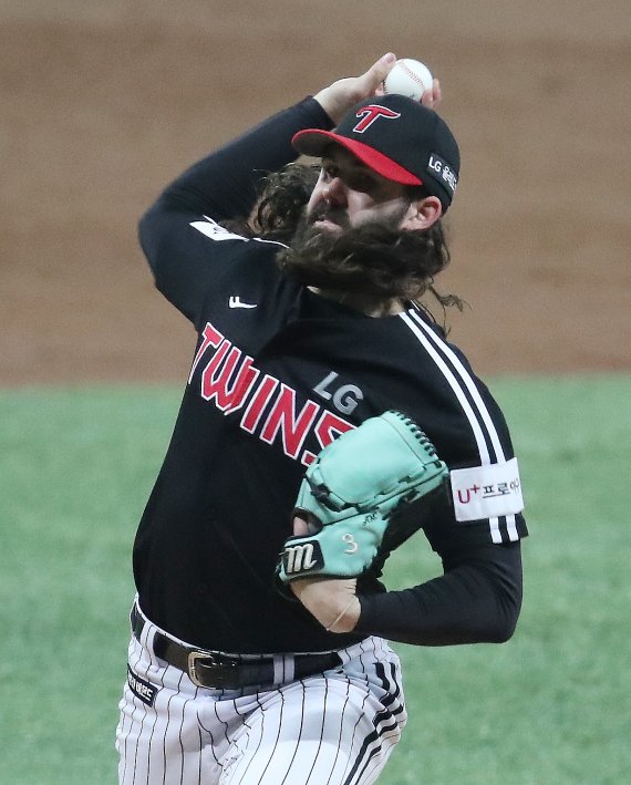 [PO4] '사흘 휴식 후 재등판' LG 켈리, 5이닝 2실점 '제 몫' - 파이낸셜뉴스