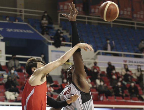 '스펠맨+먼로 40점 합작' KGC, LG에 역전승…현대모비스 3연승 - 파이낸셜뉴스