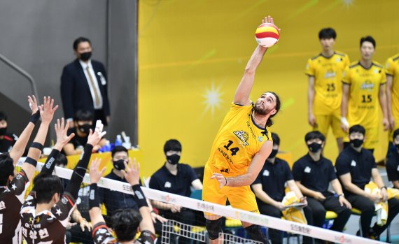 '니콜라 49점' KB손해보험, OK금융그룹에 역전승…IBK는 첫 승 - 파이낸셜뉴스